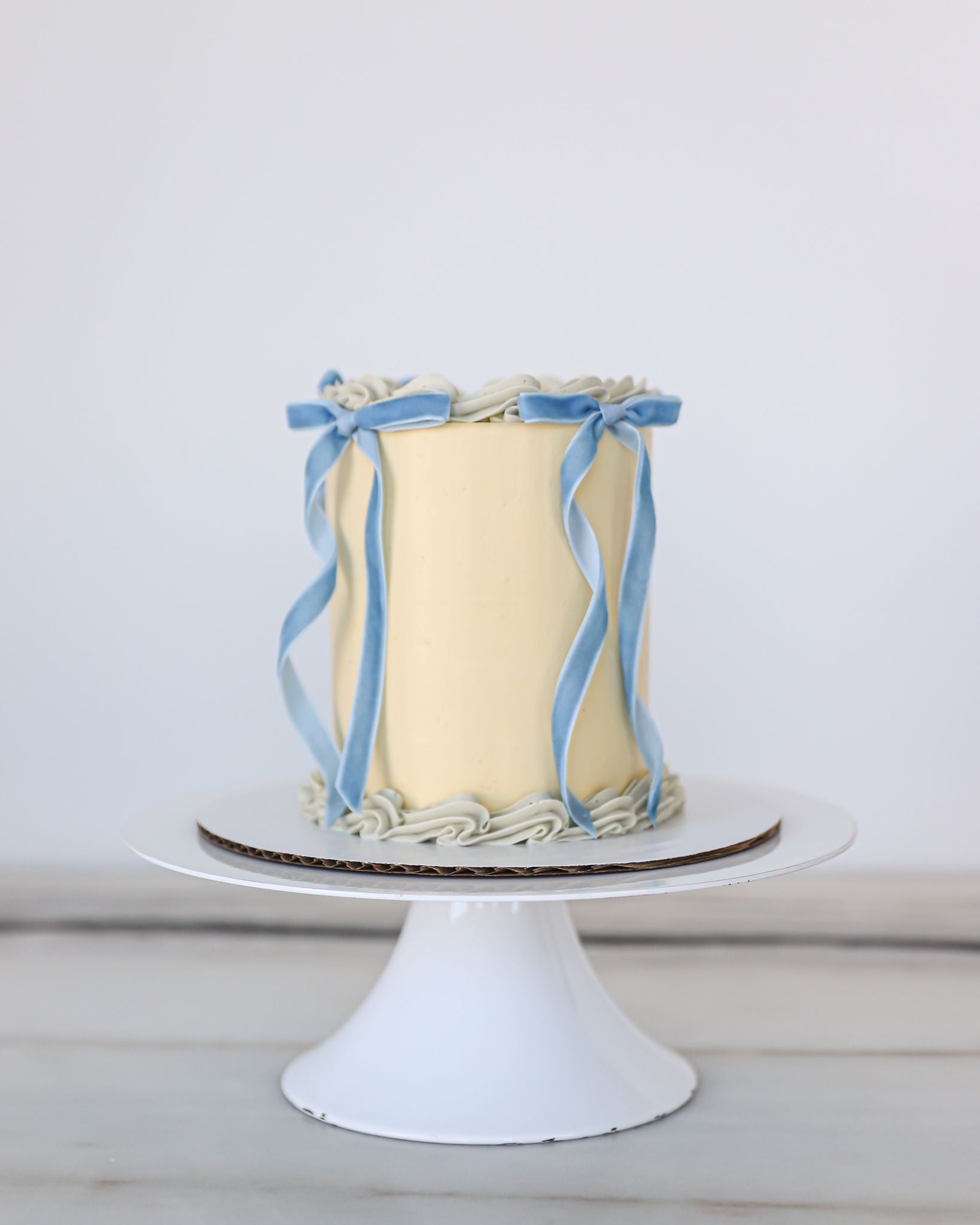 Bluebell Bow Mini Cake – Earth and Sugar